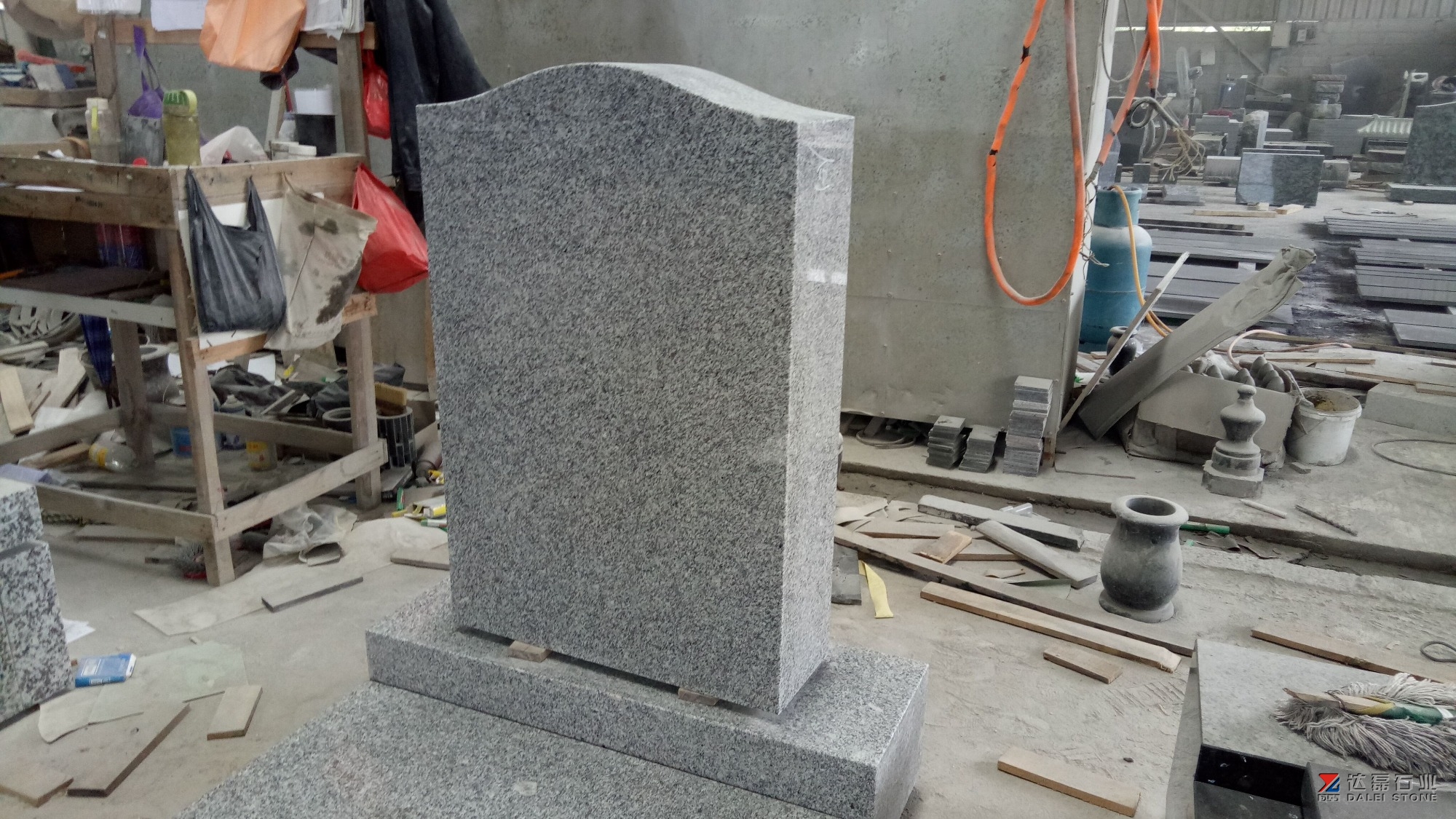 Light Grey Color American Style Tombstone Monuments With Good Design